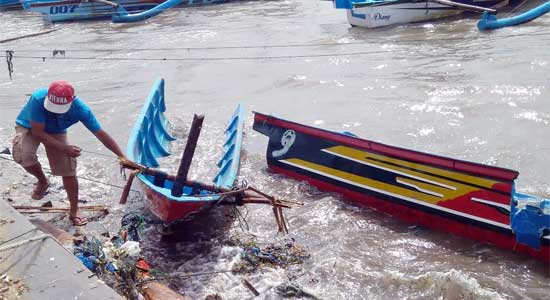 Gelombang Tinggi, Puluhan Perahu Nelayan Terbelah Diterjang Ombak ...