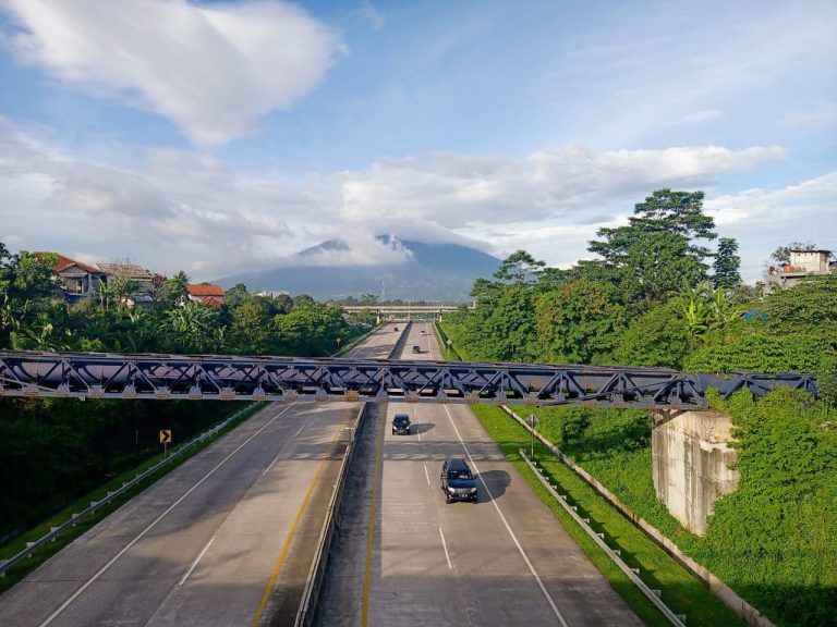 5 Alasan Tol Bocimi Disebut Tol Terunik Saat Ini, Panorama Indah dengan ...